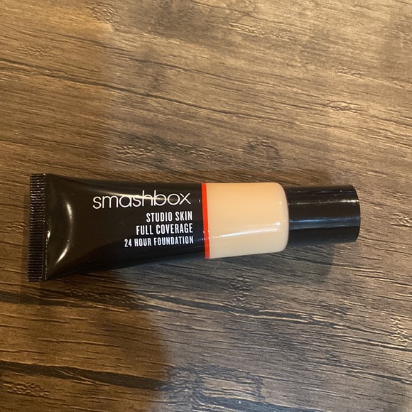 Smashbox | Makeup | Smashbox Weightless Feel Full Coverage 24 Hour ...
